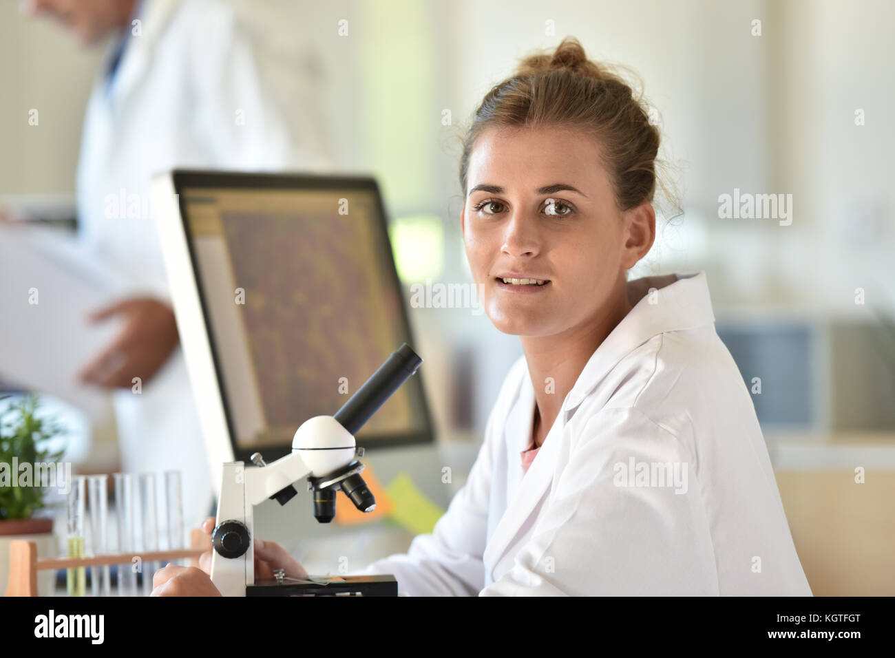 Student biology lab hi-res stock photography and images - Alamy
