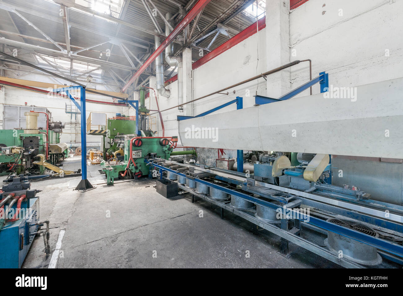 Aluminium profile cutting machine hi-res stock photography and images ...