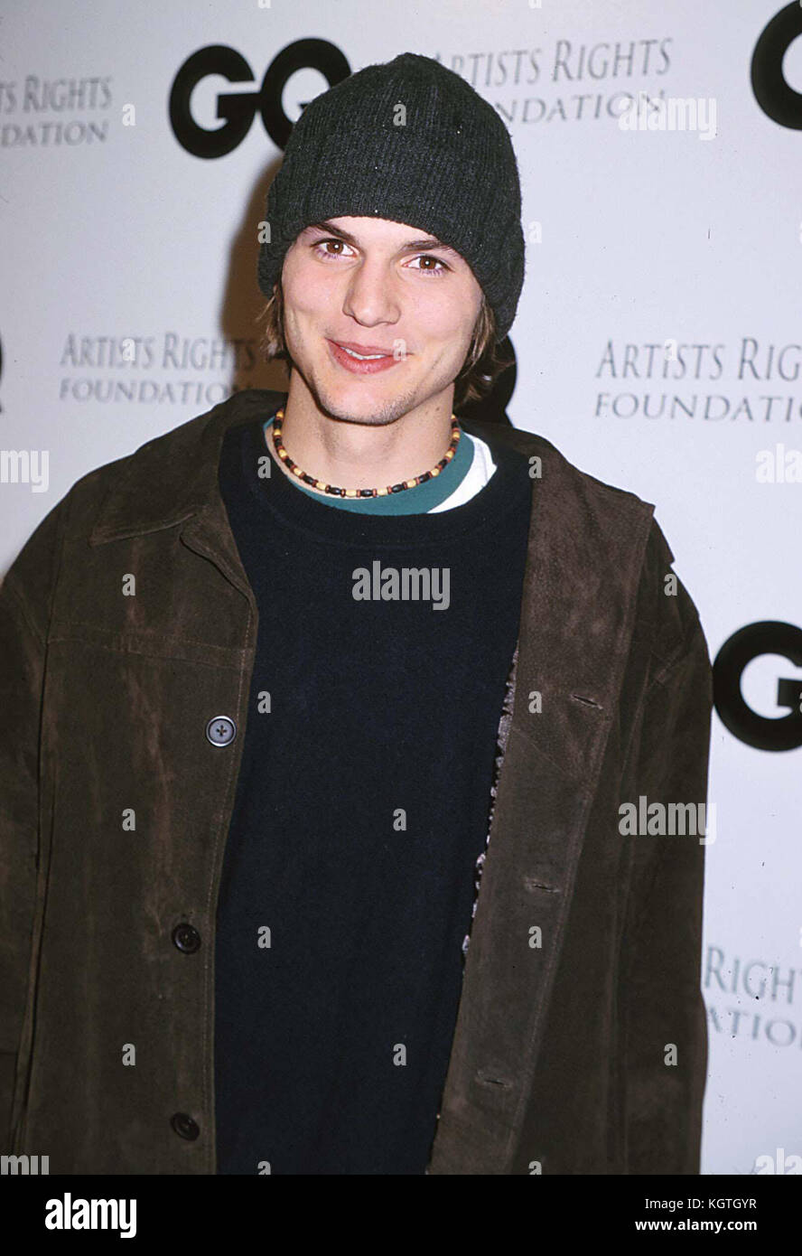 Ashton Kutcher - = People, headshot Premiere, Awards show, Arrival, Red ...