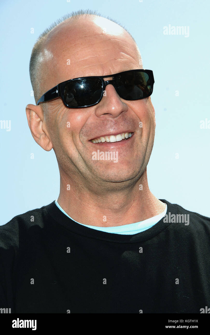 Bruce willis over hedge 2006 hi-res stock photography and images - Alamy