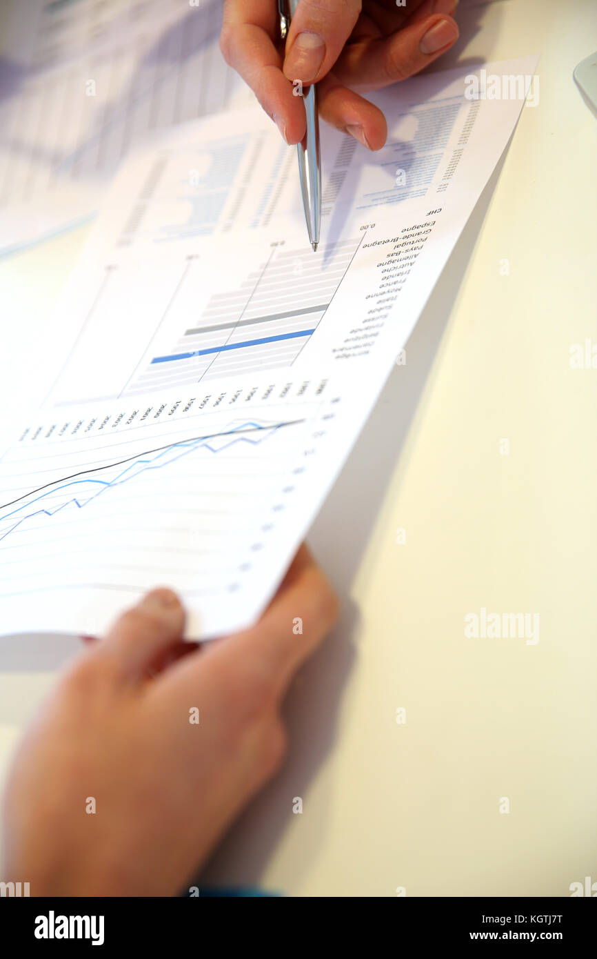 Charts and graphs and papers hi-res stock photography and images - Alamy