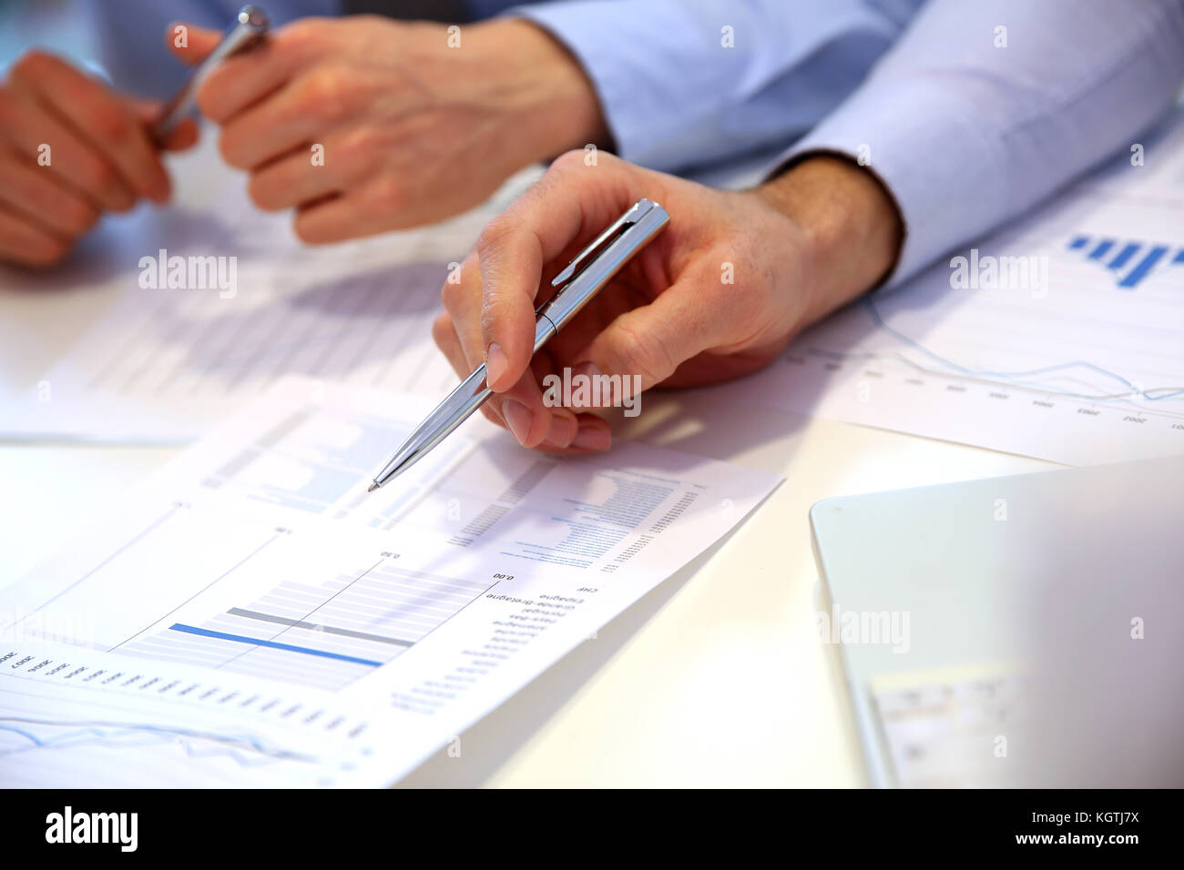 Charts and graphs and papers hi-res stock photography and images - Alamy