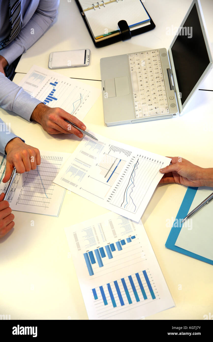 Charts and graphs and papers hi-res stock photography and images - Alamy