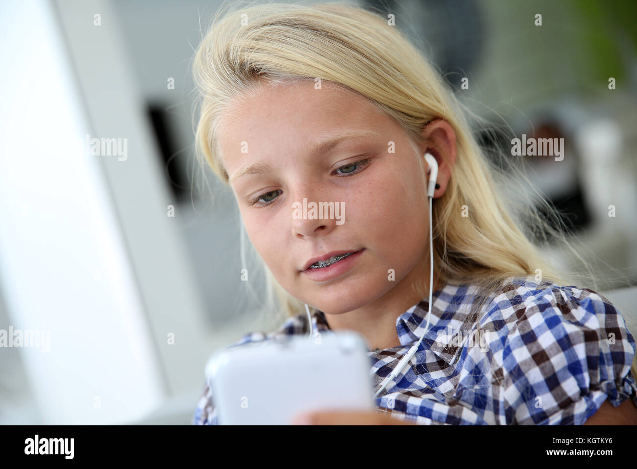 Portrait of teenager using smartphone Stock Photo - Alamy