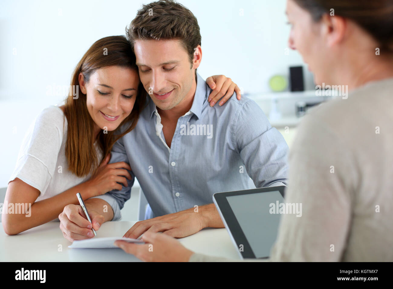 Real estate contract buying hi-res stock photography and images - Alamy