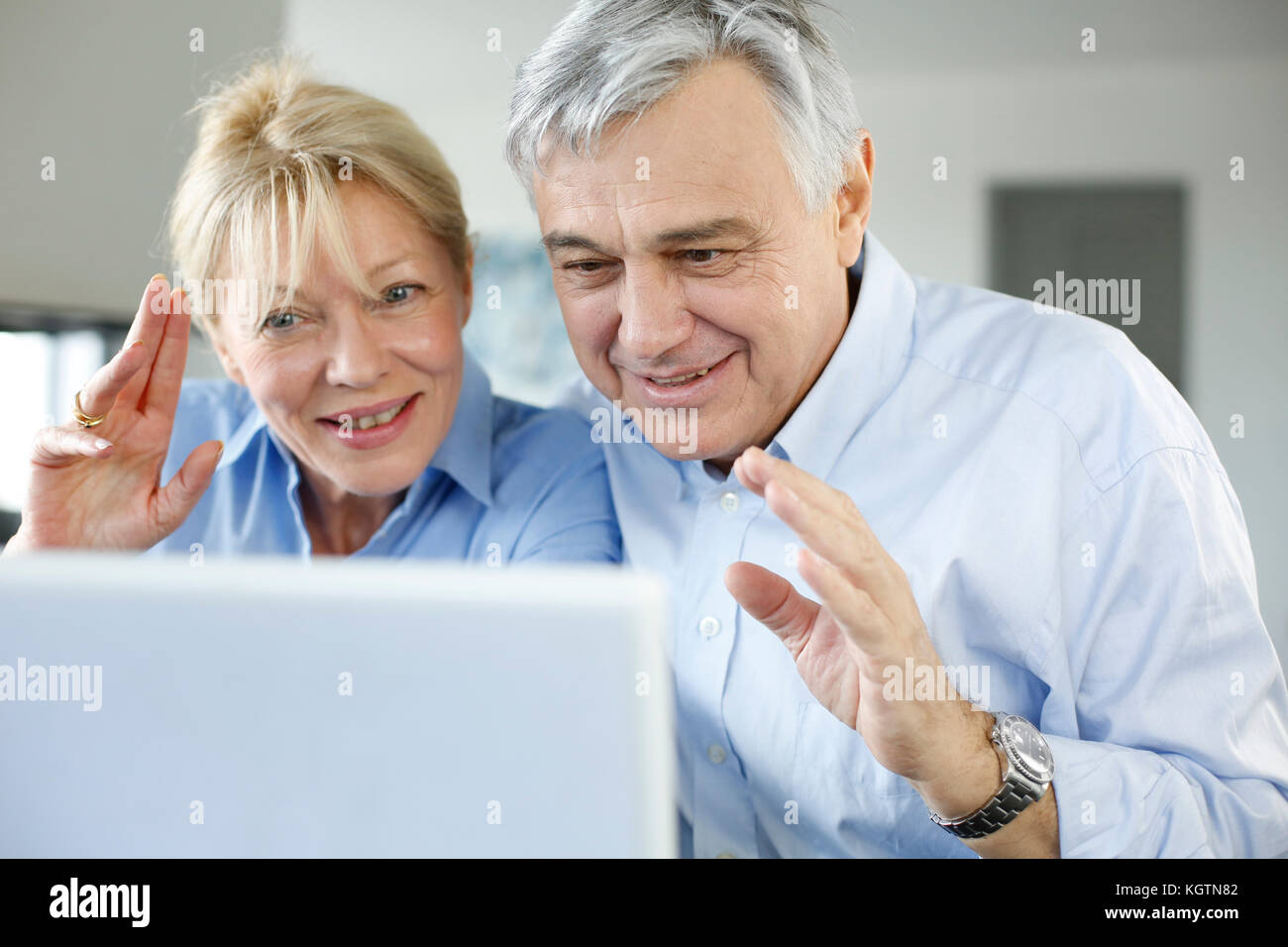 Senior couple connected with family on internet Stock Photo - Alamy