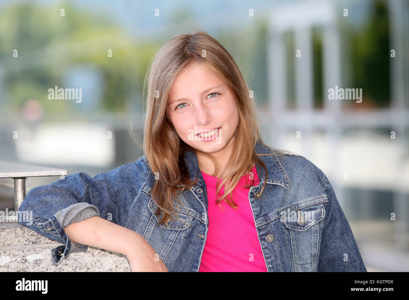 Young girl back to school Stock Photo - Alamy