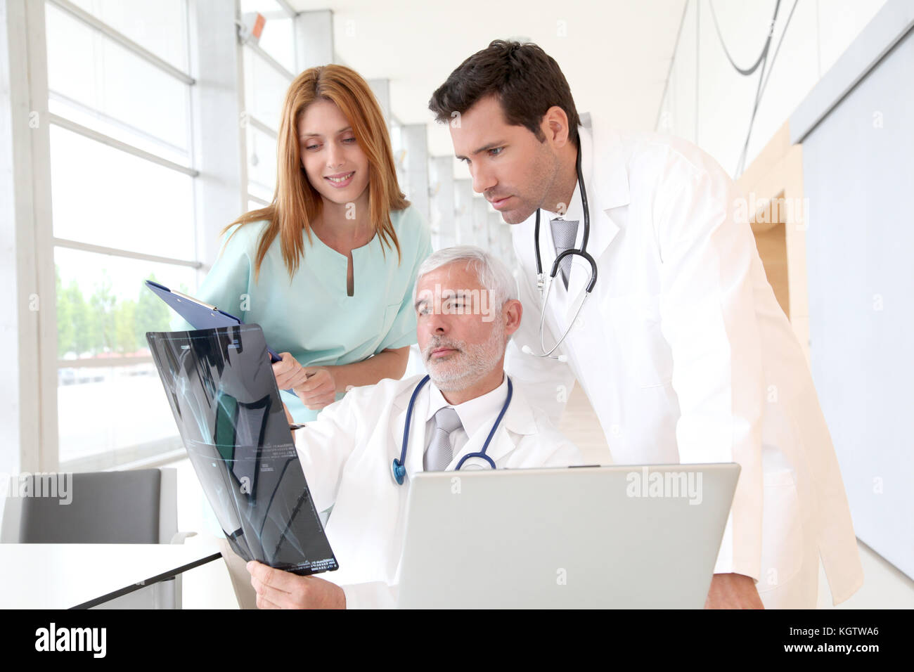 Medical team checking Xray Stock Photo - Alamy