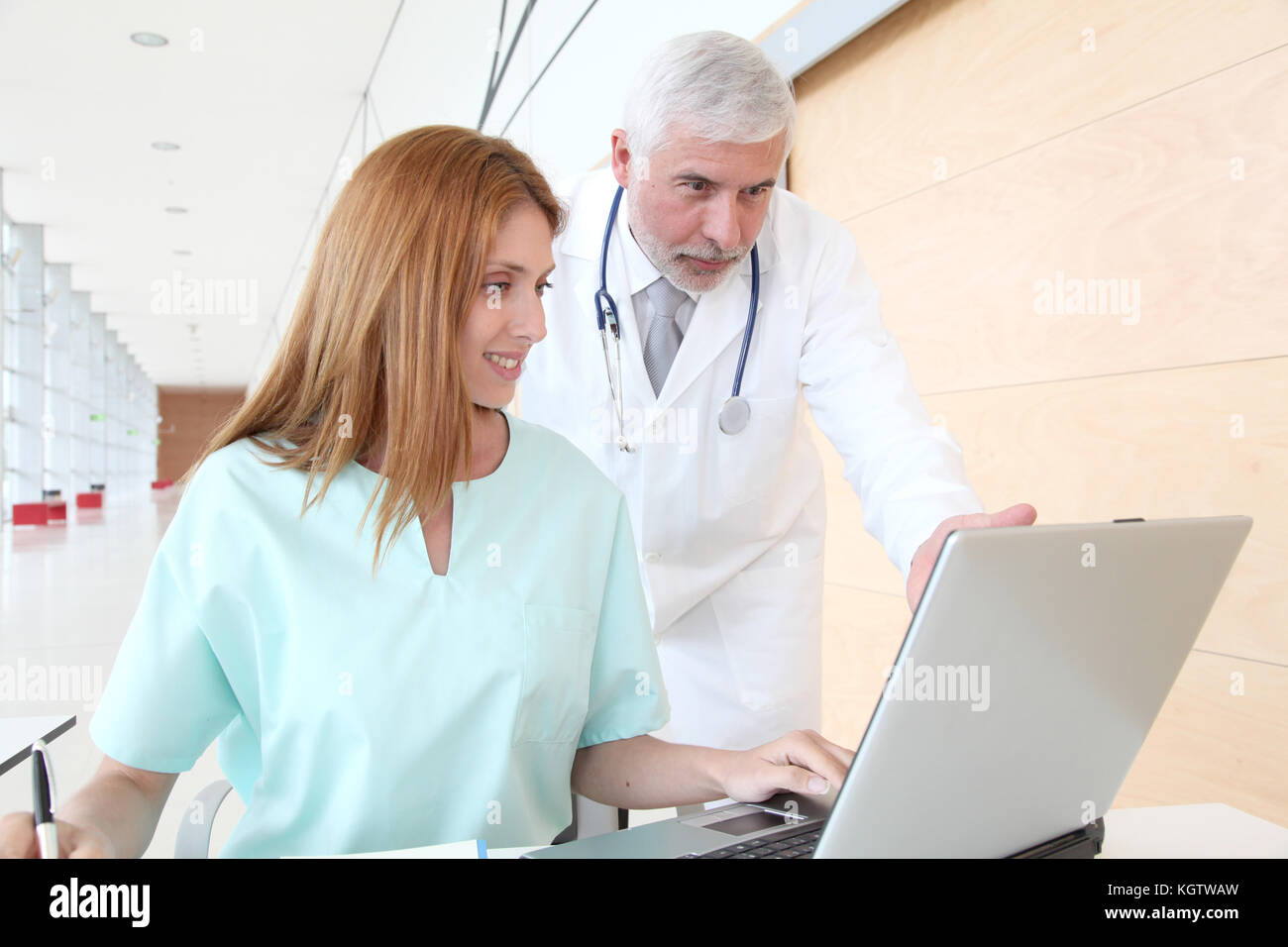 Doctor and intern working in hospital Stock Photo - Alamy
