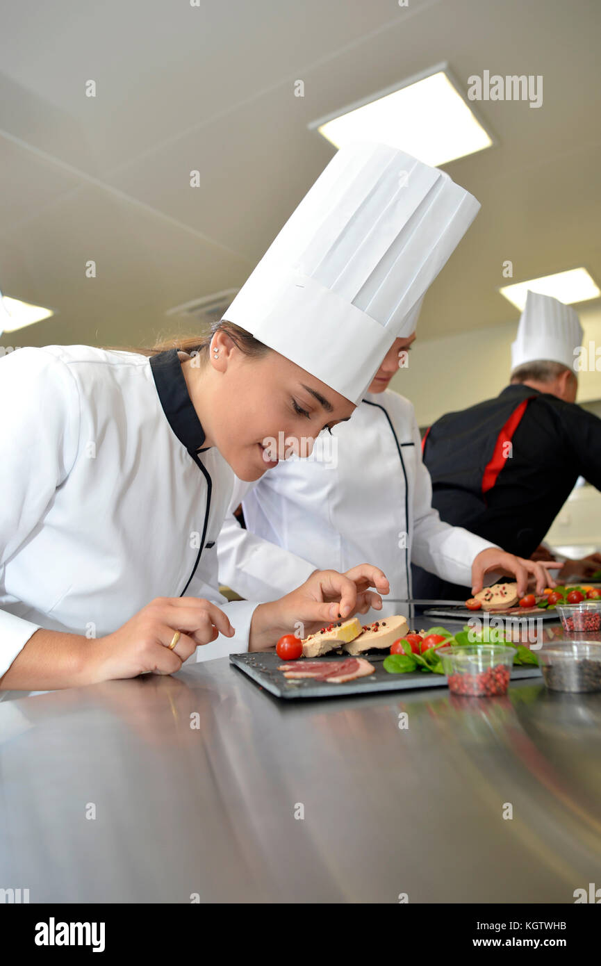 Team cooking class hi-res stock photography and images - Alamy