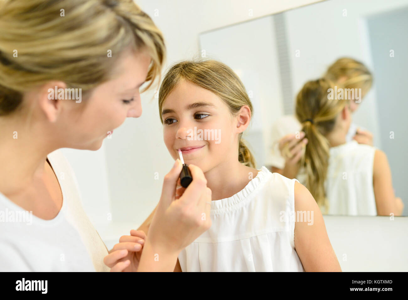 Kid playing makeup hi-res stock photography and images - Alamy