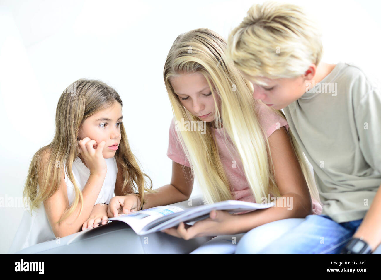 Kids magazine reading hi-res stock photography and images - Alamy