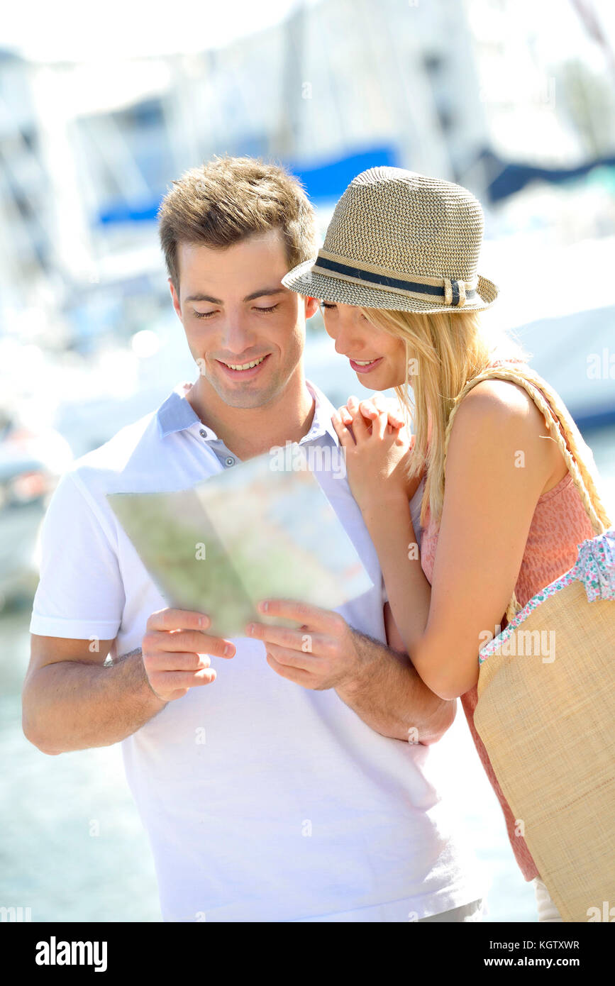 Couple of tourists looking at street map Stock Photo - Alamy