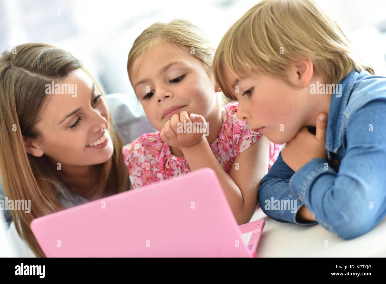 Kids with mom playing on laptop computer Stock Photo - Alamy