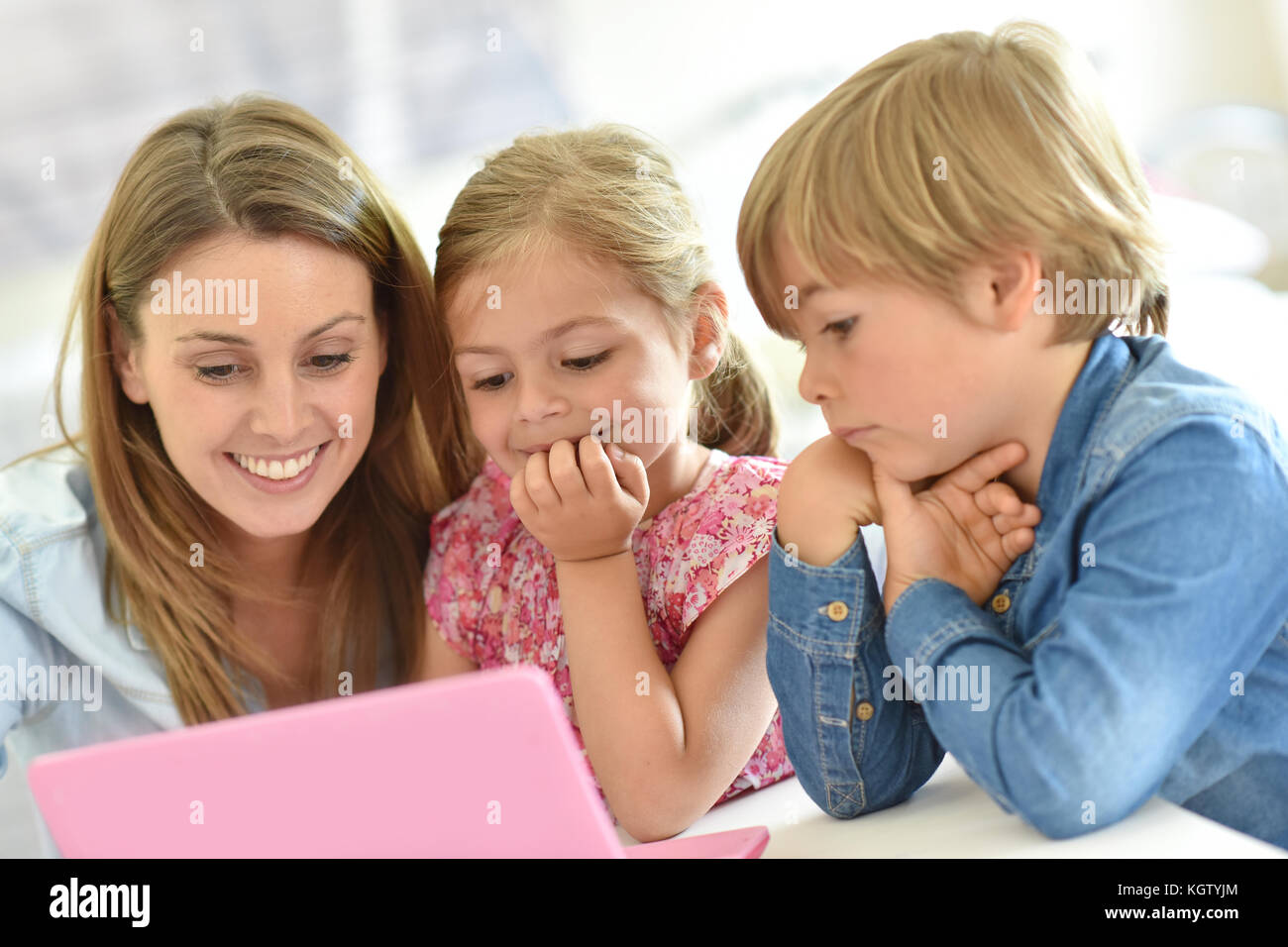 Kids with mom playing on laptop computer Stock Photo - Alamy