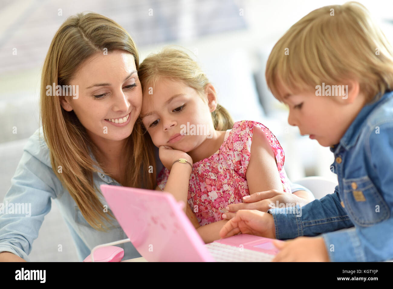 Kids with mom playing on laptop computer Stock Photo - Alamy
