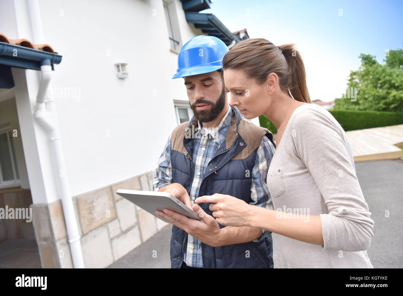 Technician with client showing what is being fixed Stock Photo - Alamy