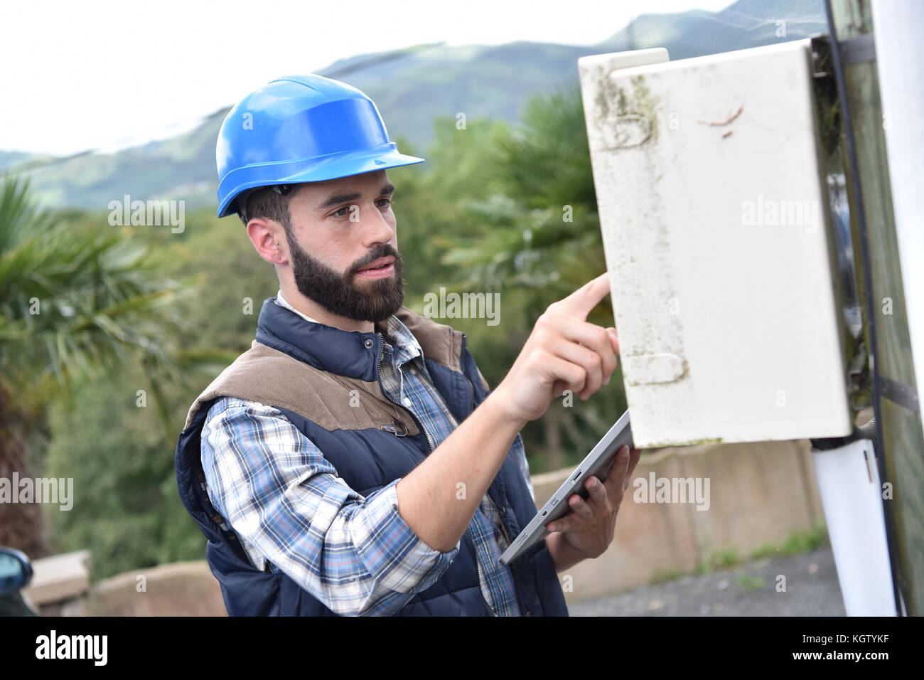Electricity fitter working wiriness Stock Photo - Alamy