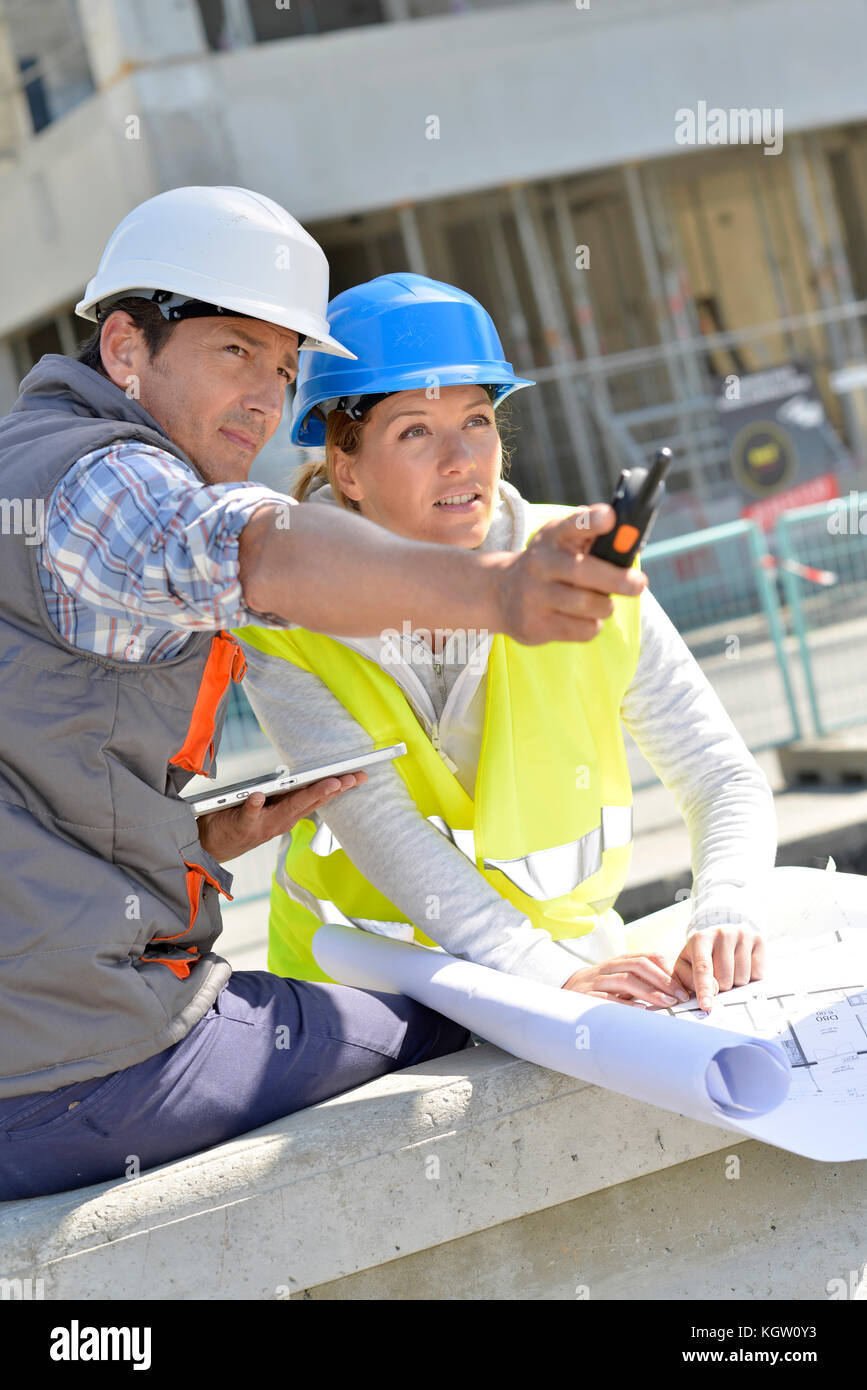 Construction worker reading plans hi-res stock photography and images ...