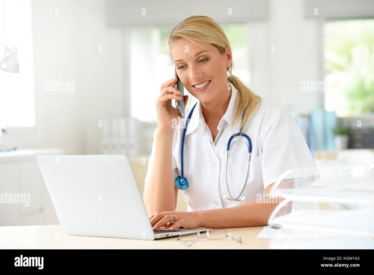 Portrait of doctor in office talking on phone Stock Photo - Alamy