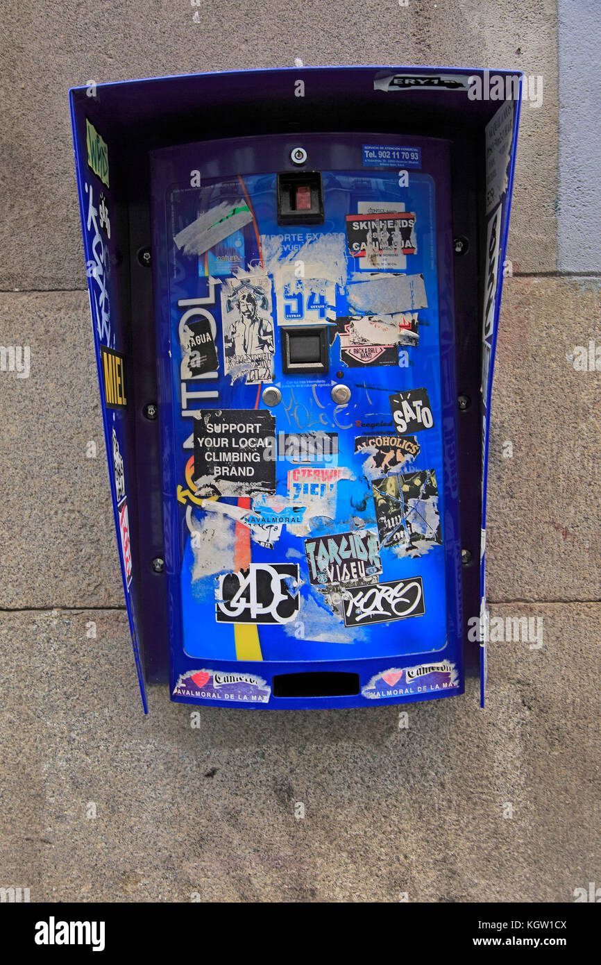 Graffiti vending machine hi-res stock photography and images - Alamy