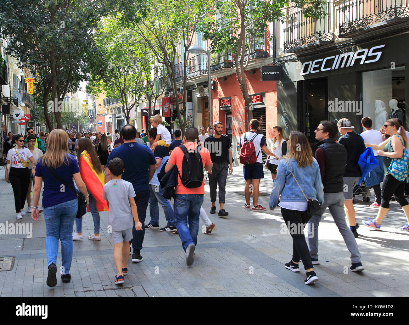 Busy pedestrianised shopping street, Calle Fuencarral, Madrid city ...
