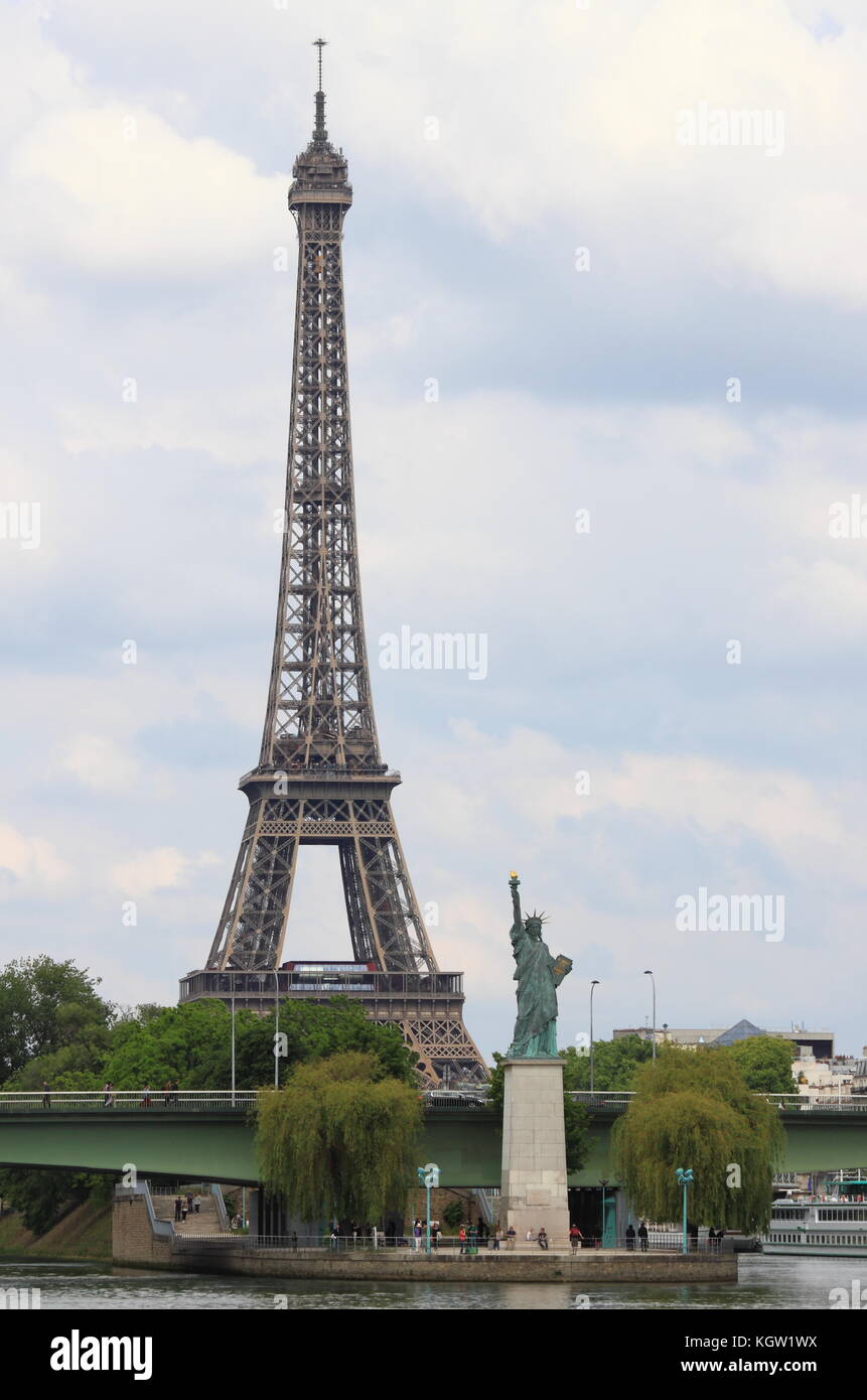 Eiffel tower statue of liberty hi-res stock photography and images - Alamy