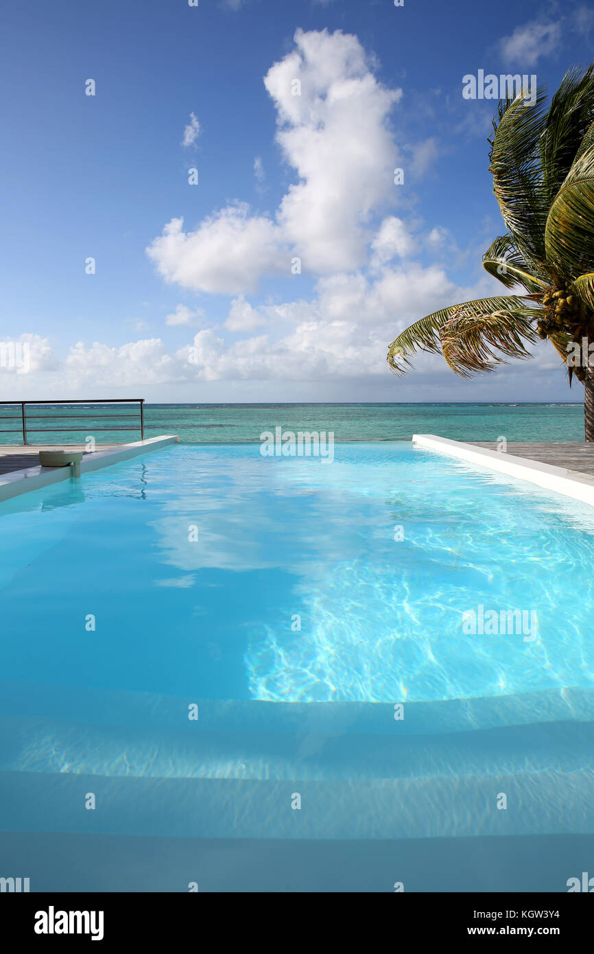 Contemporary infinity pool hi-res stock photography and images - Alamy