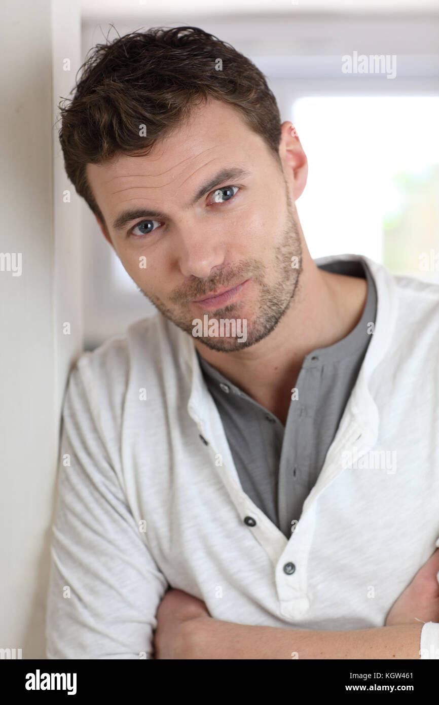 Portrait of handsome man leaning on wall Stock Photo - Alamy