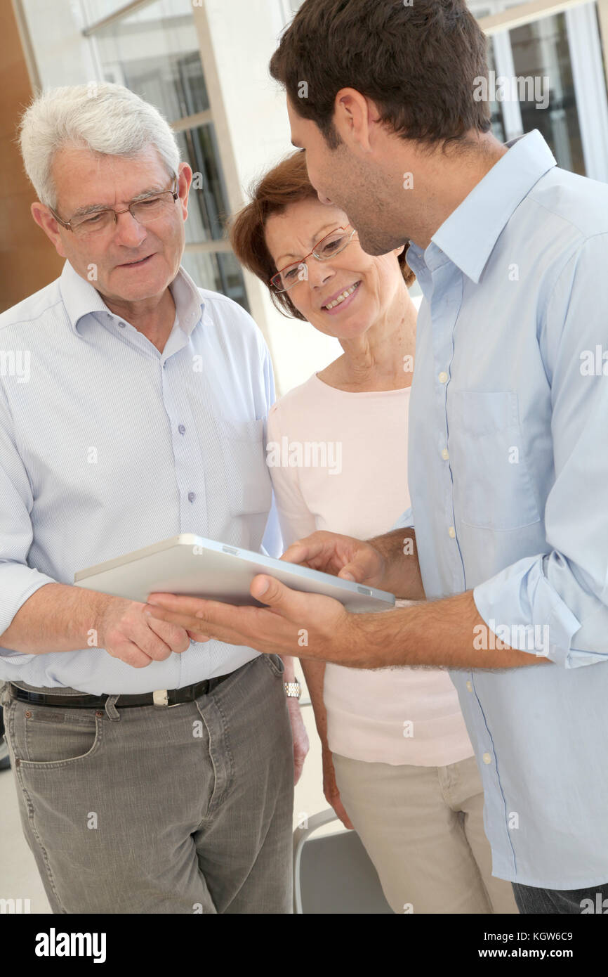 Senior people learning how to use electronic tablet Stock Photo - Alamy