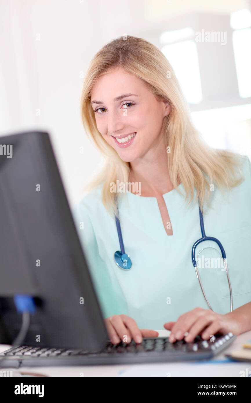 Portrait of nurse working on desktop computer Stock Photo - Alamy