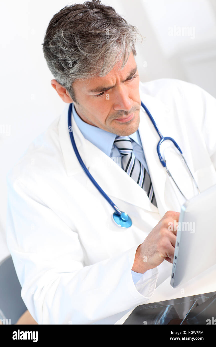 Portrait of medical people using electronic tablet Stock Photo - Alamy