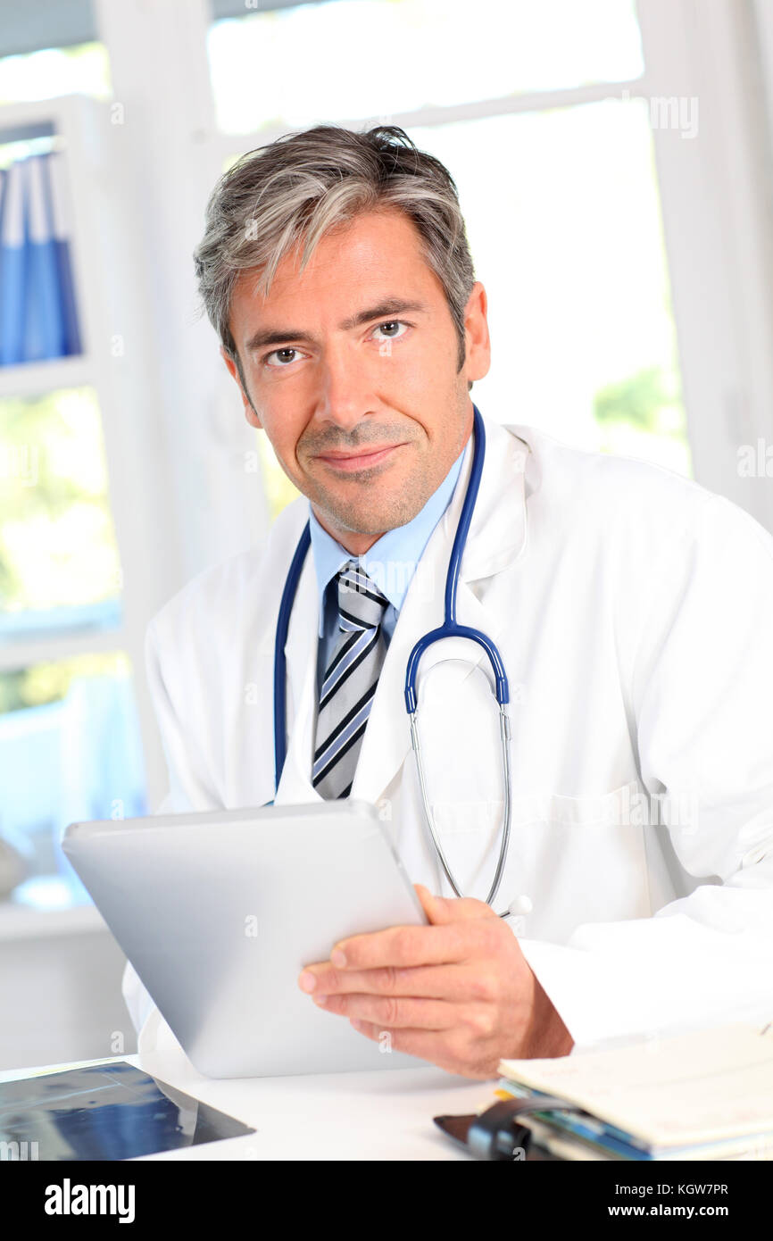 Portrait of medical people using electronic tablet Stock Photo - Alamy