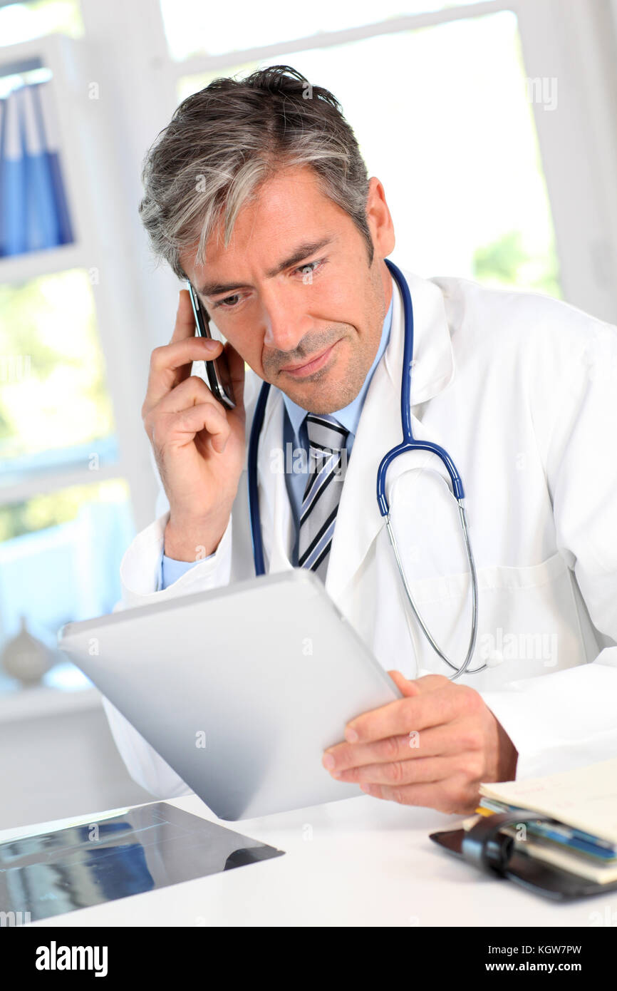 Portrait of medical people using electronic tablet Stock Photo - Alamy