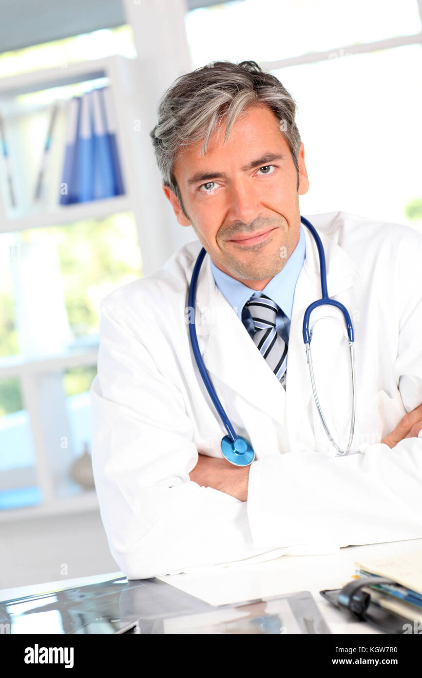 Portrait of medical people using electronic tablet Stock Photo - Alamy
