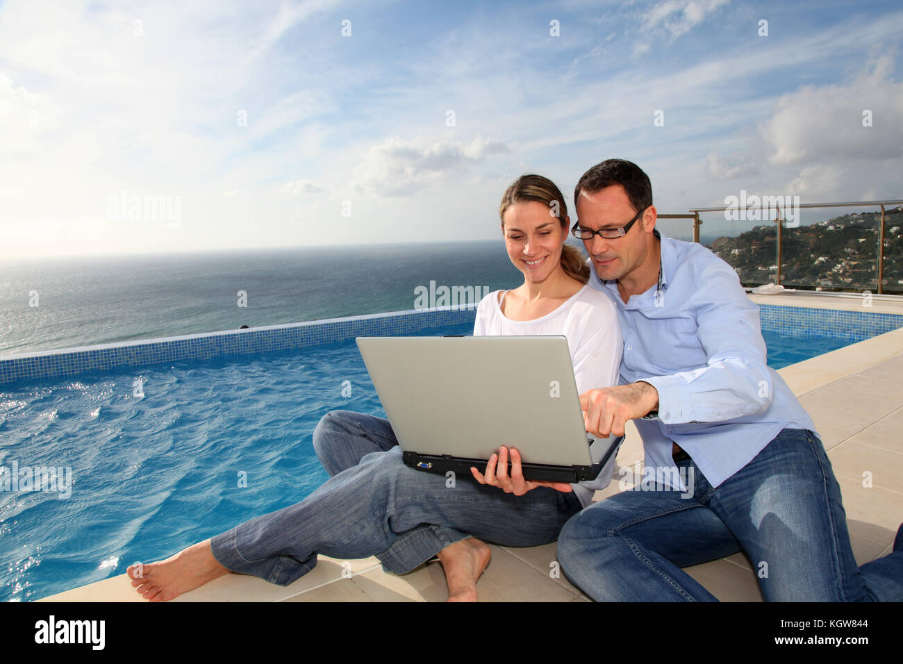Couple pool laptop hi-res stock photography and images - Alamy
