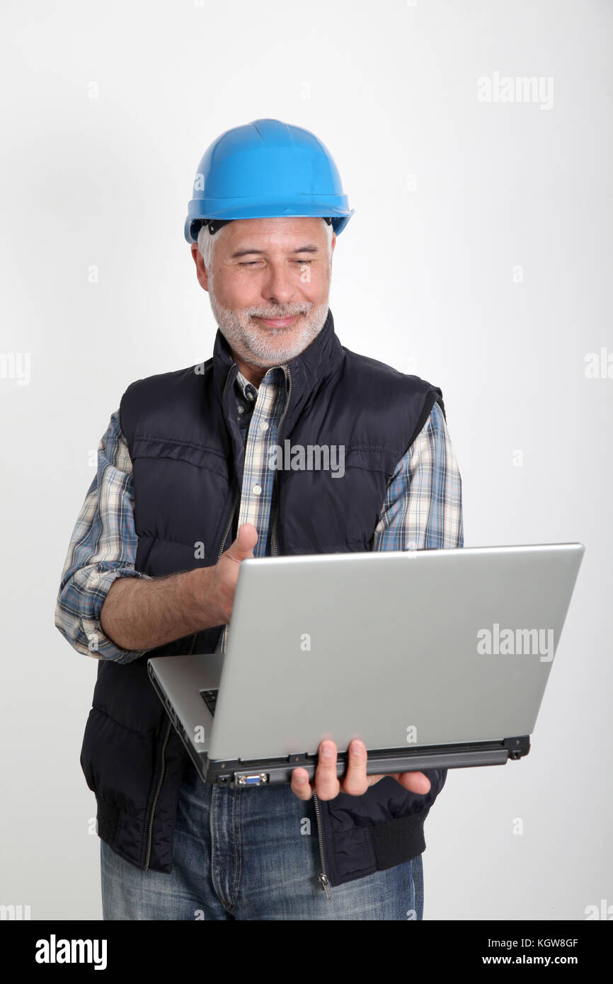 Construction worker using laptop computer Stock Photo - Alamy