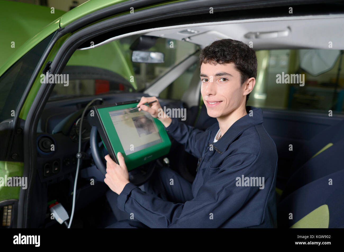 Students doing car diagnostic with computer Stock Photo - Alamy