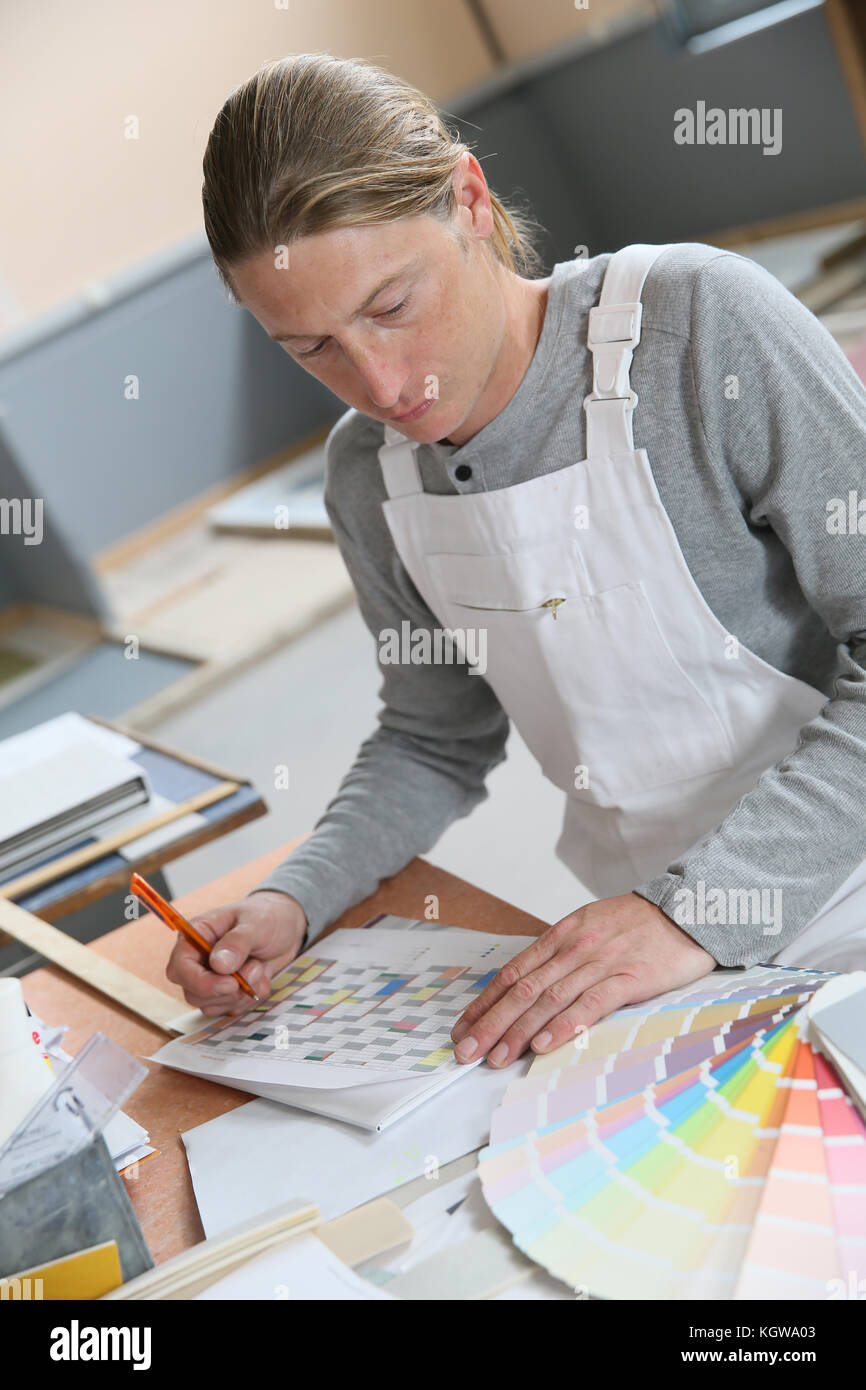 House painter preparing colour sample for house painting Stock Photo ...