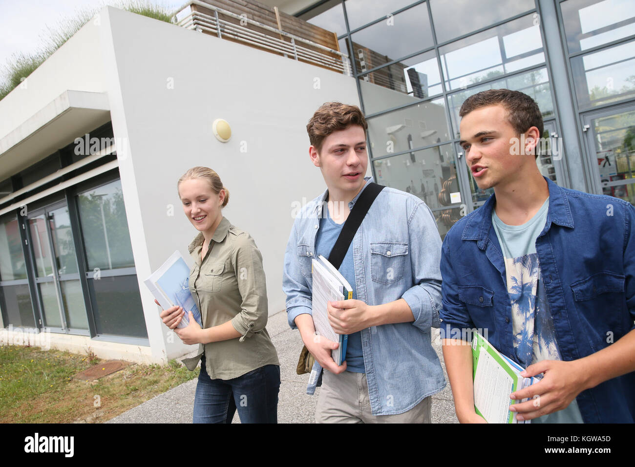 Young students walking hi-res stock photography and images - Alamy