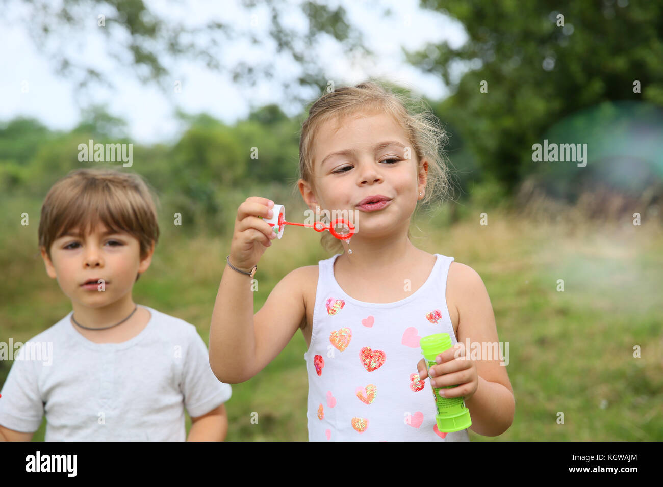 Kids playing bubbles park hi-res stock photography and images - Alamy