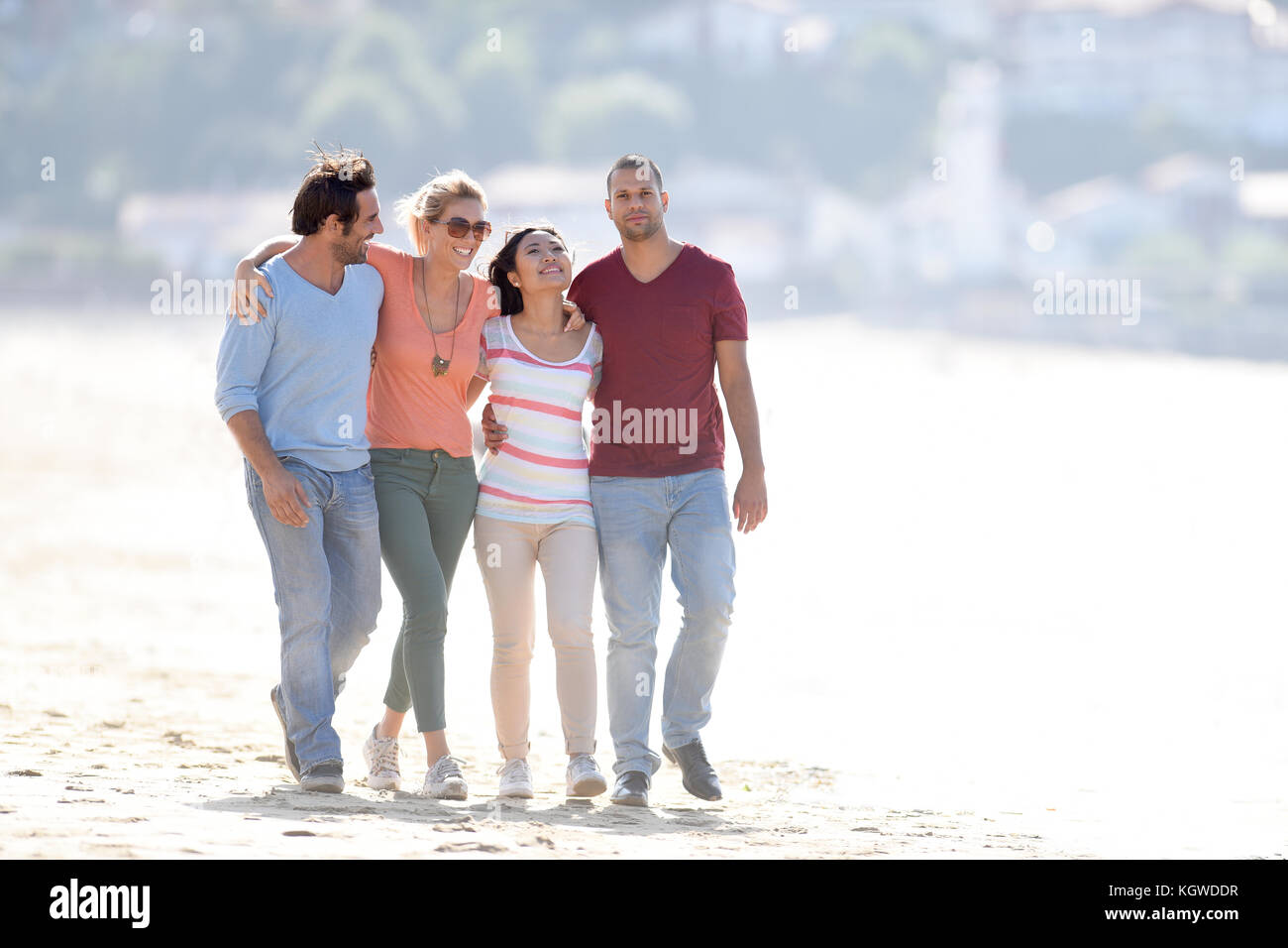 Group friends walking beach hi-res stock photography and images - Alamy
