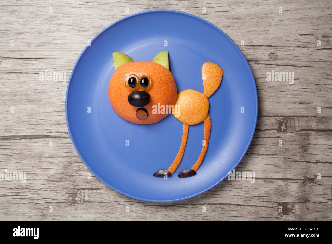 Cat made with fruits on plate and board Stock Photo - Alamy