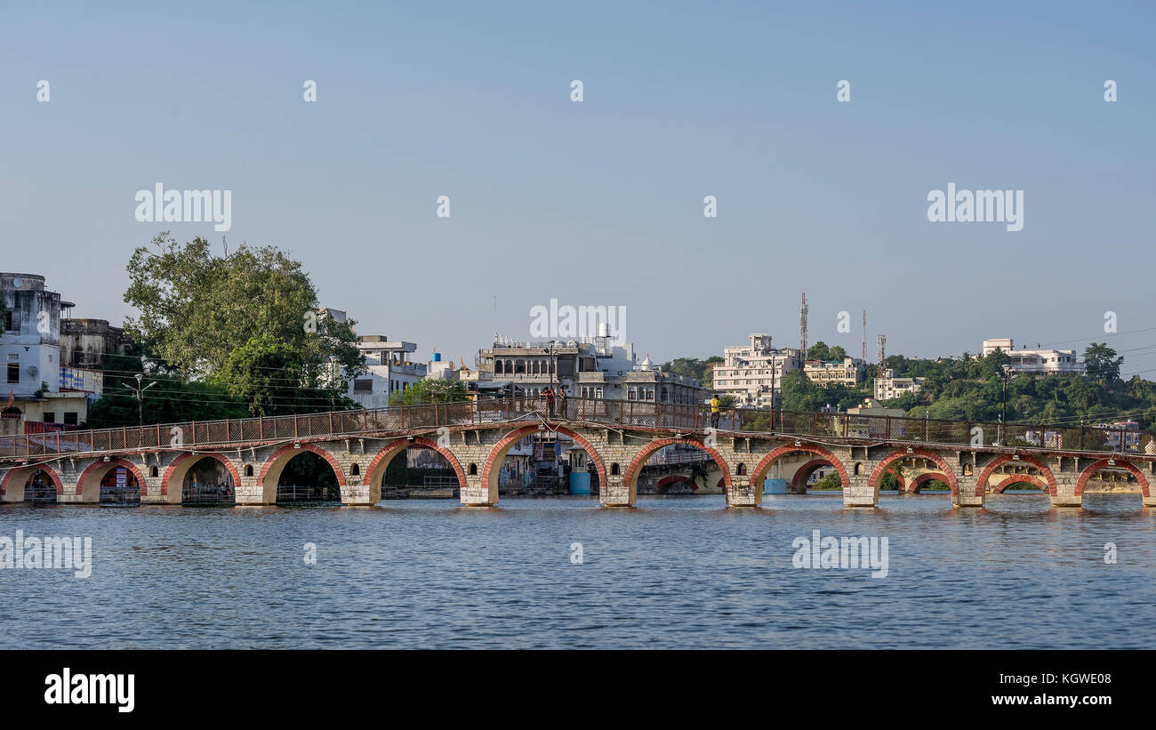 Chand Pole Puliya, Silawatwari, Pedestrian bridge from Pichola Lake ...