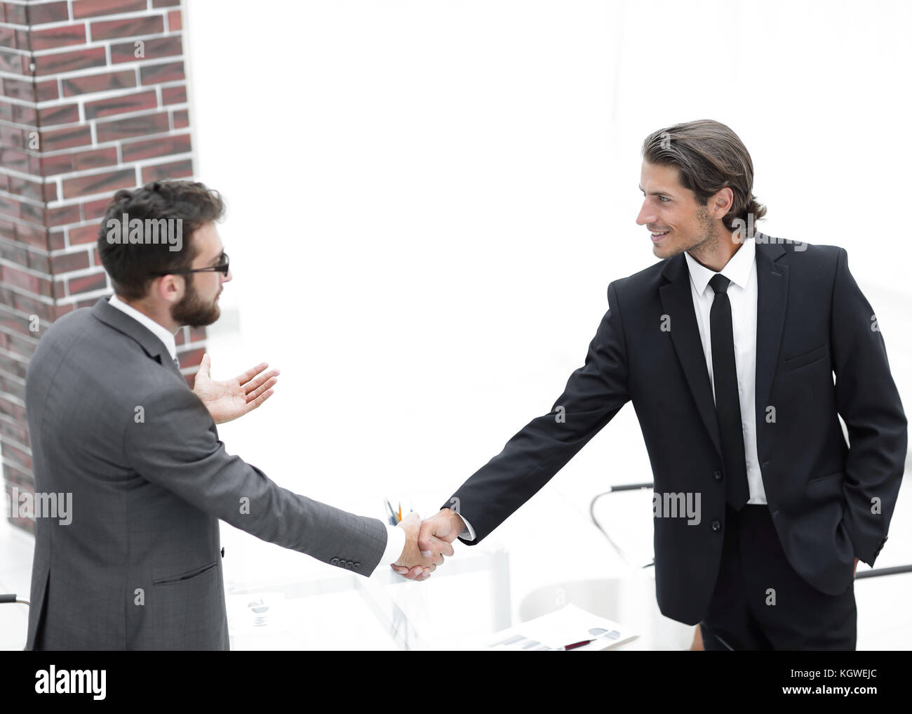 welcome and handshake of business partners Stock Photo - Alamy