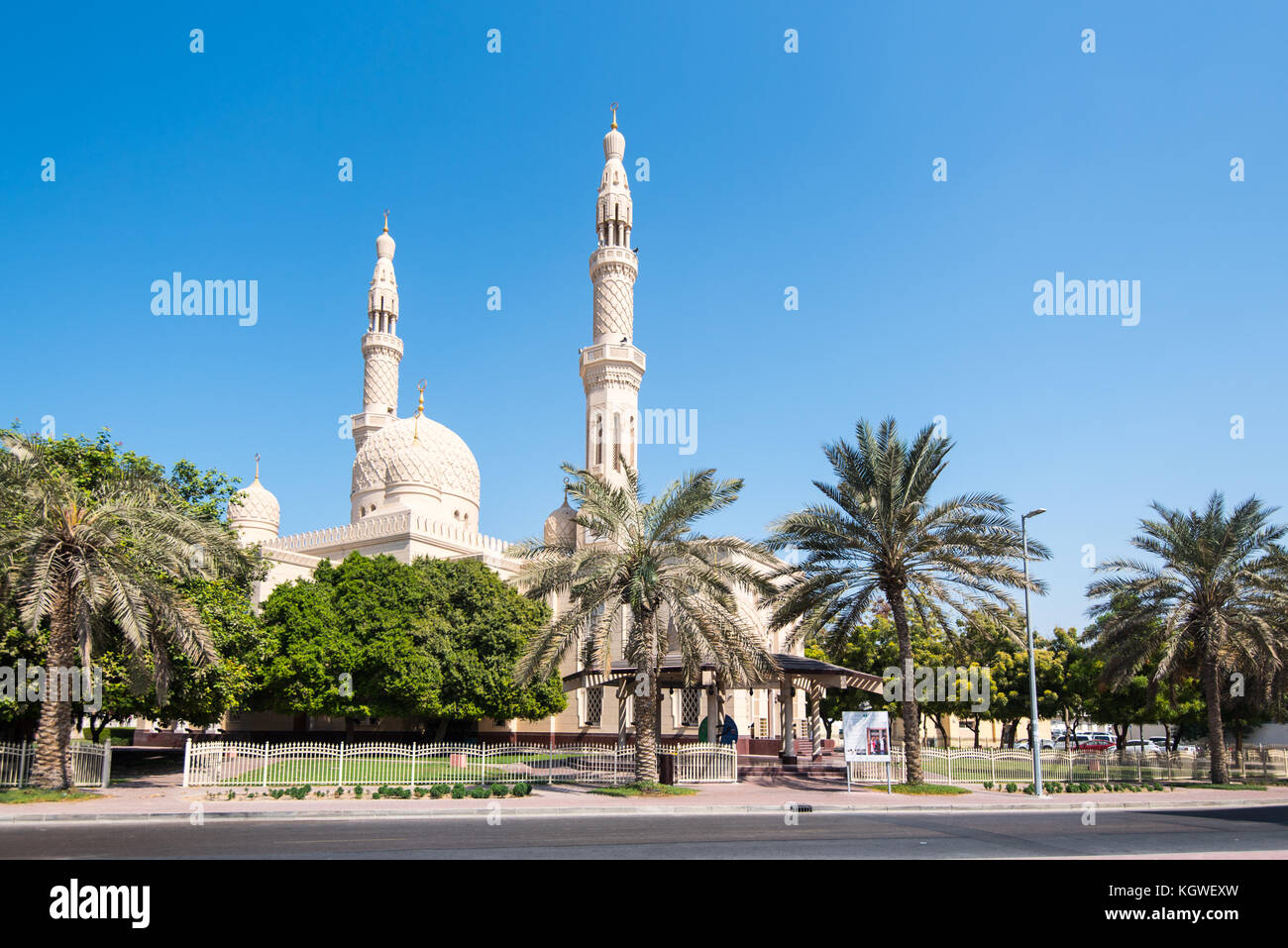 Dubai mosques hi-res stock photography and images - Alamy