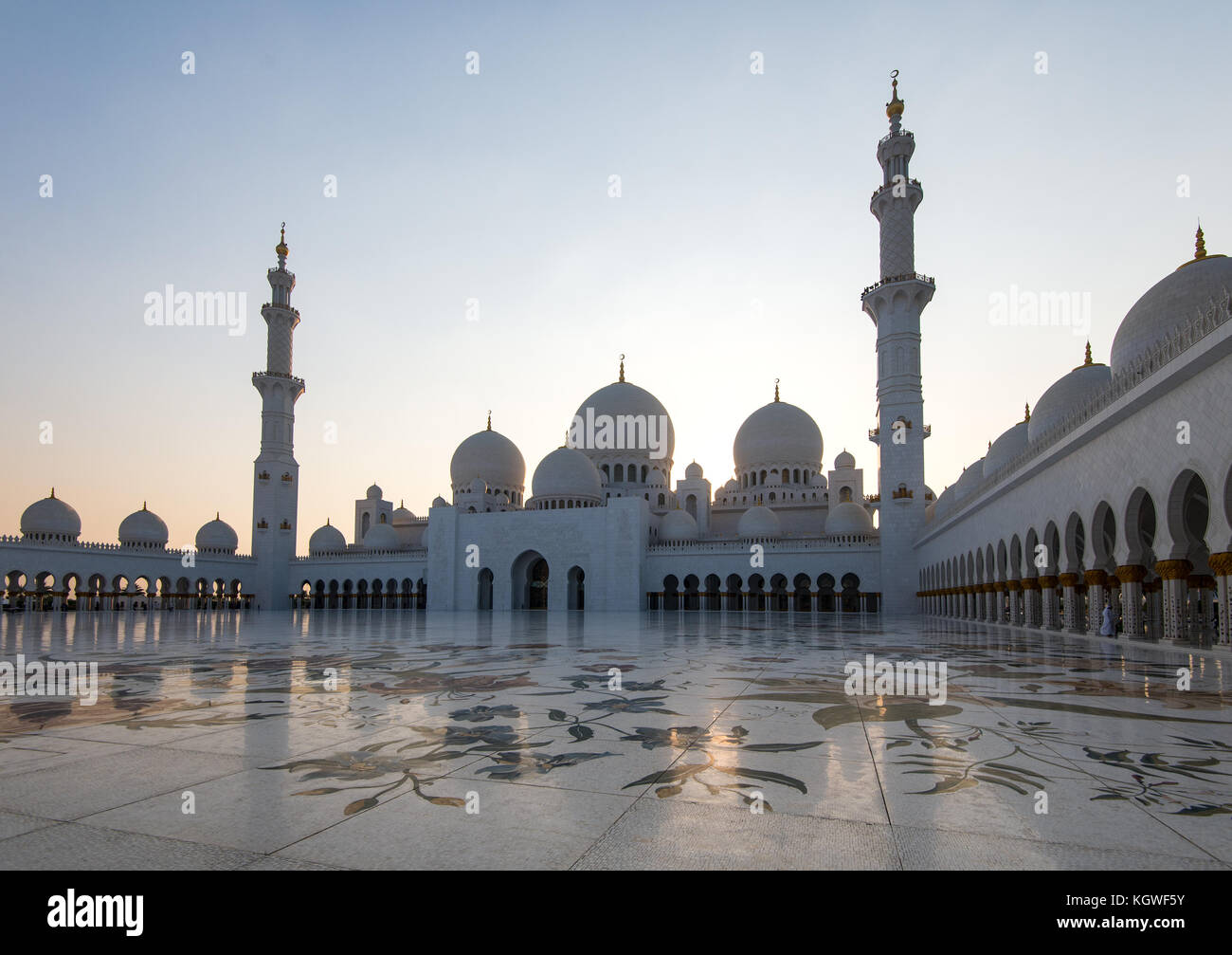 Largest mosque in uae hi-res stock photography and images - Alamy