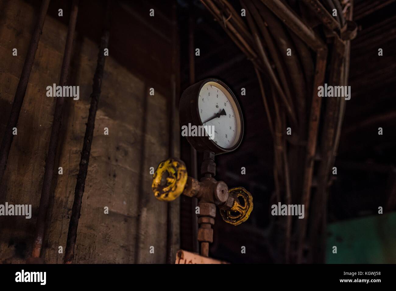 Old rusty temperature meter hi-res stock photography and images - Alamy