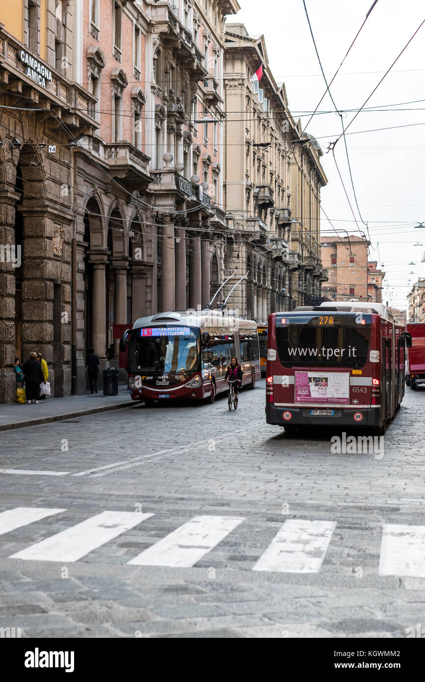 City bus commuters at the busy Via Zamboni junction, Bologna city life ...