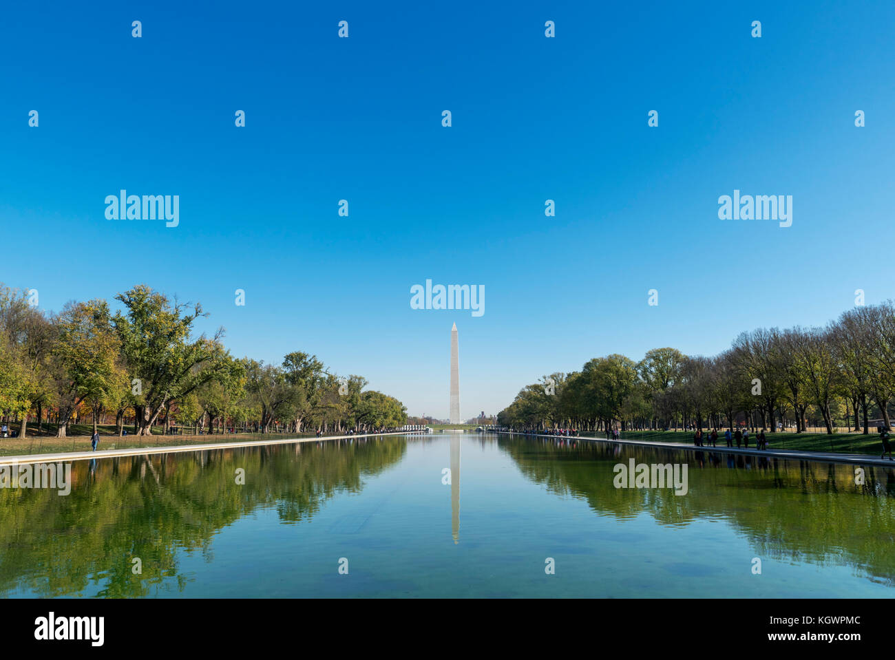 The Washington Monument and Reflecting Pool from the the Lincoln ...